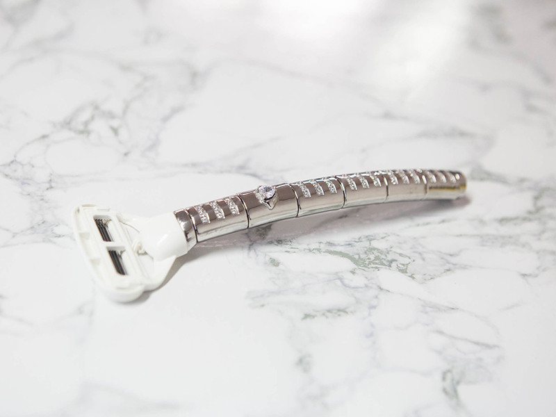 Razor 3 Line Jewel with Heart in Hands - Gladderr