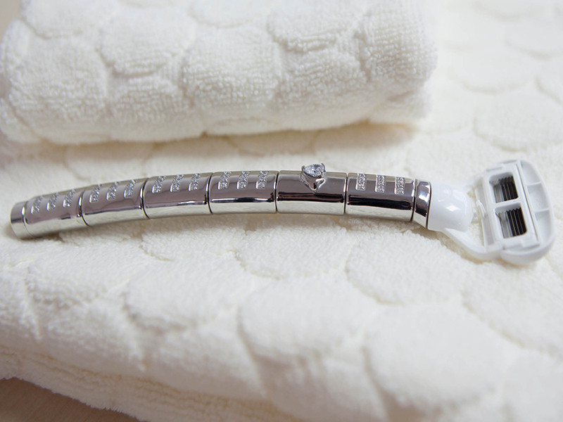 Razor 3 Line Jewel with Heart in Hands - Gladderr